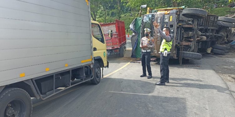 Tak Kuat Menanjak, Truk Tronton Muatan Triplek Mundur Hantam Warung ... Tak Kuat Menanjak, Truk Tronton Muatan Triplek Mundur Hantam Warung ...